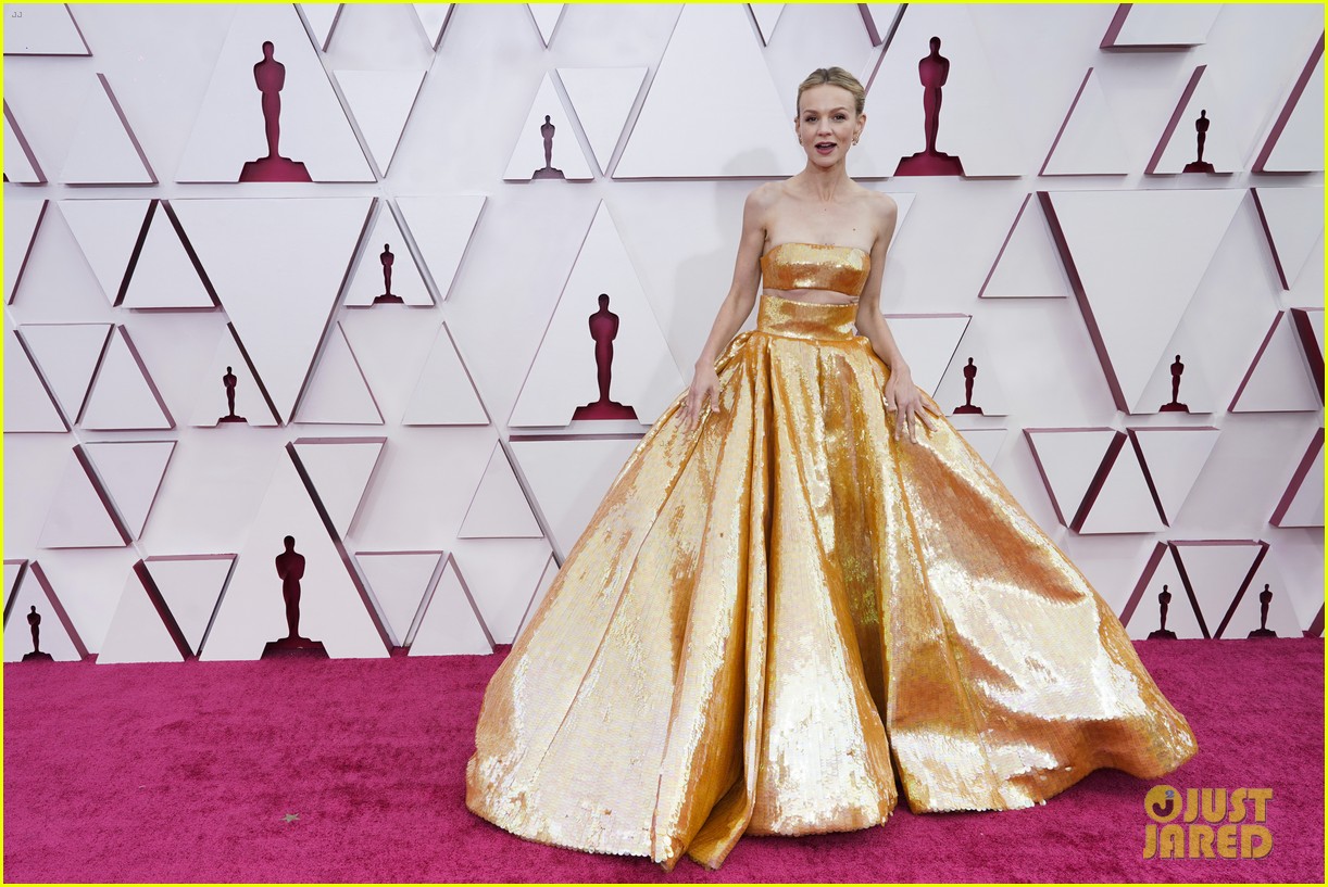 Carey Mulligan Dresses in Oscars Gold at Academy Awards 2021 with ...