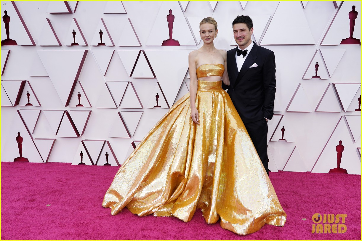 Carey Mulligan Dresses in Oscars Gold at Academy Awards 2021 with ...