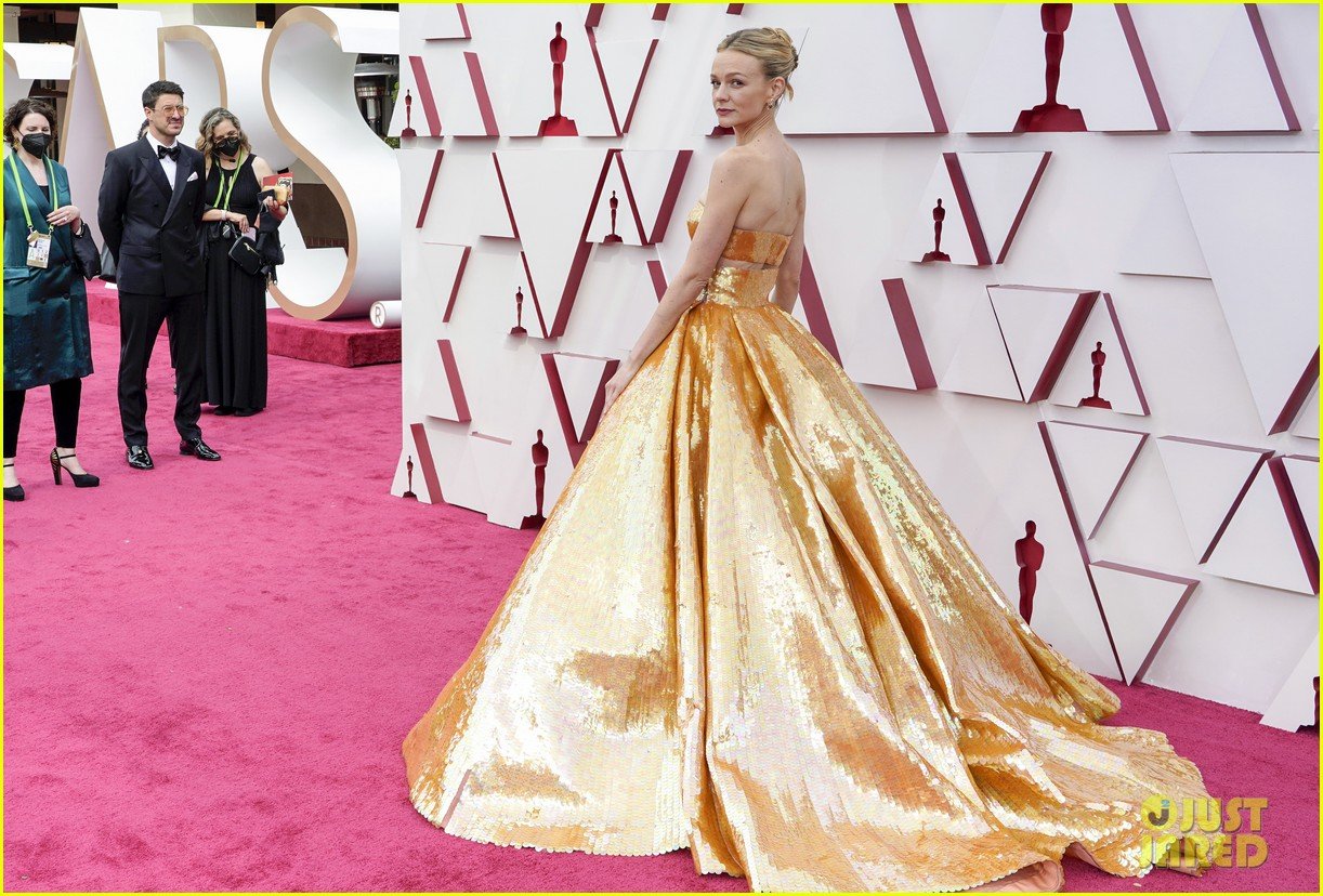 Carey Mulligan Dresses in Oscars Gold at Academy Awards 2021 with ...