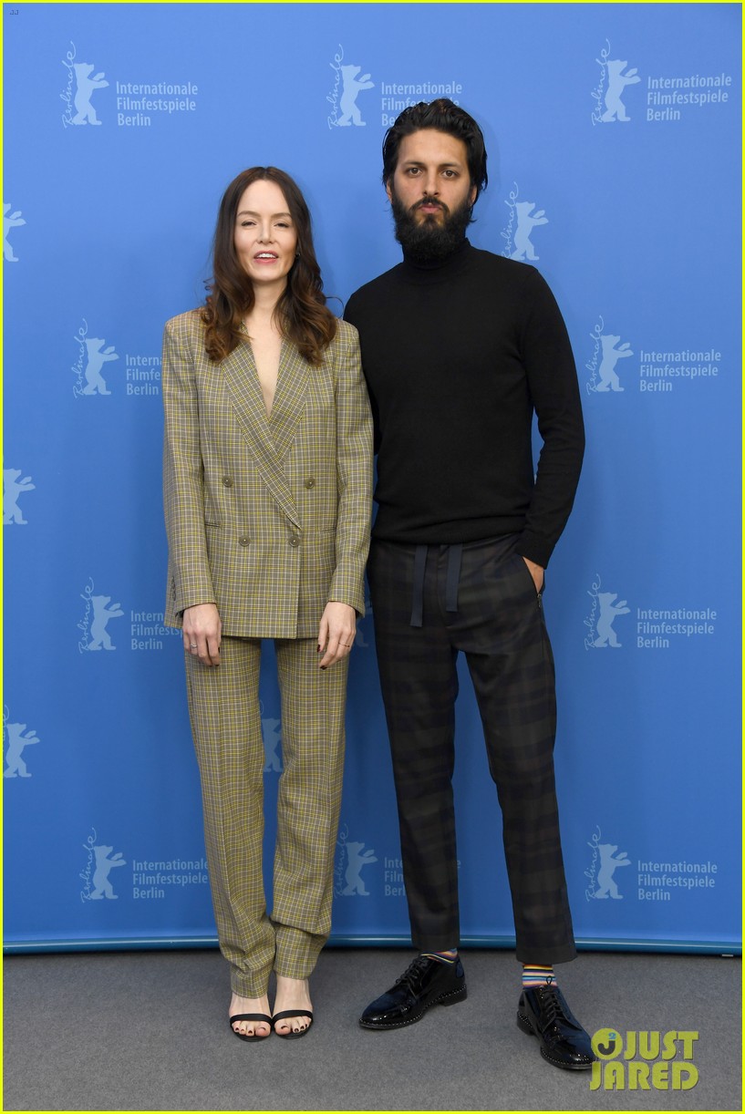 'Profile' Movie Plays Out Entirely On a Computer Screen - Watch the ...