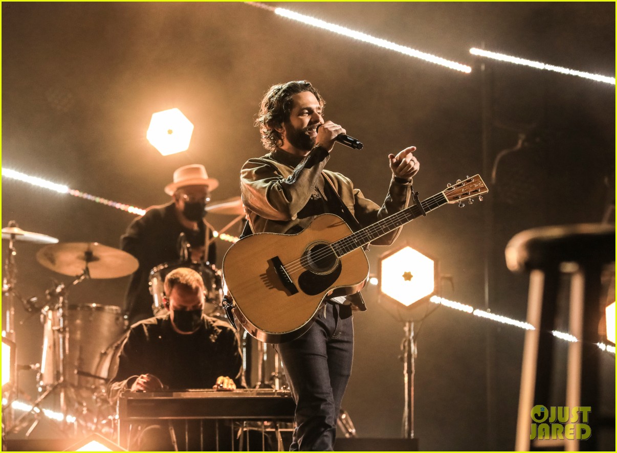 Thomas Rhett Performs New Song 'Country Again' at ACM Awards 2021 ...