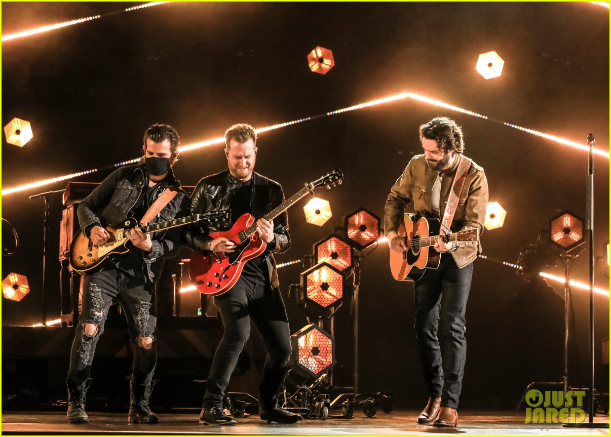 Thomas Rhett Performs New Song 'Country Again' at ACM Awards 2021 ...