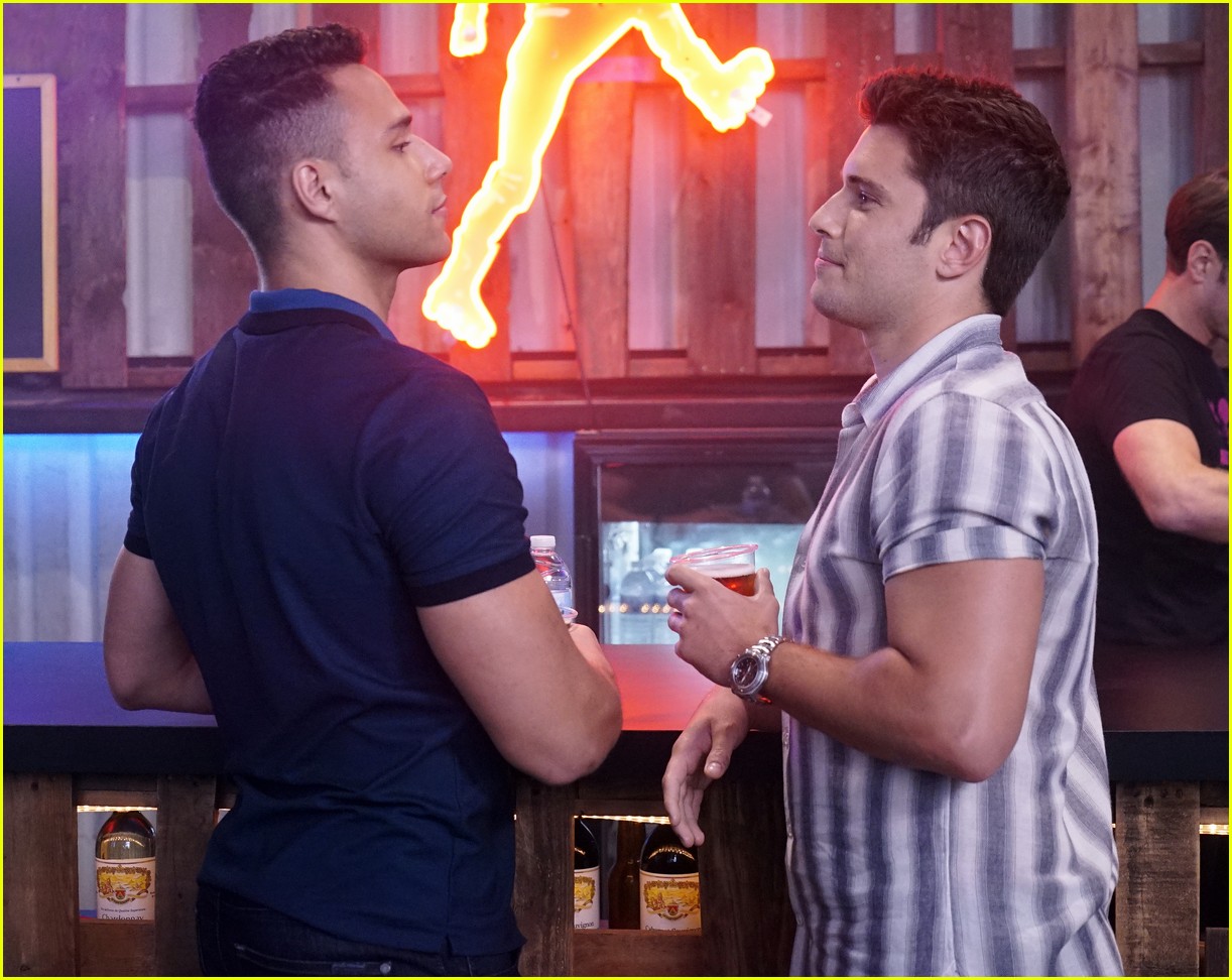 '9-1-1: Lone Star' Actor Ronen Rubenstein Comes Out as Bisexual ...