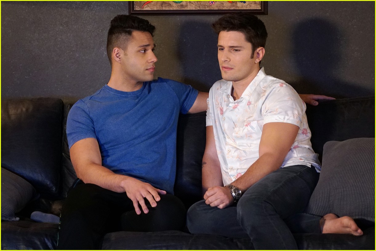 '9-1-1: Lone Star' Actor Ronen Rubenstein Comes Out as Bisexual ...