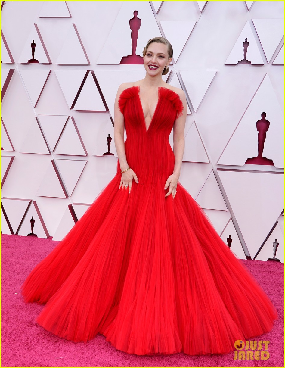 Amanda Seyfried Wears A Ravishing Red Gown To Oscars 2021 Photo