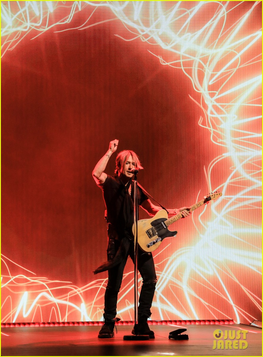 Keith Urban Rocks Out on Stage Performing 'Tumbleweed' at ACM Awards ...