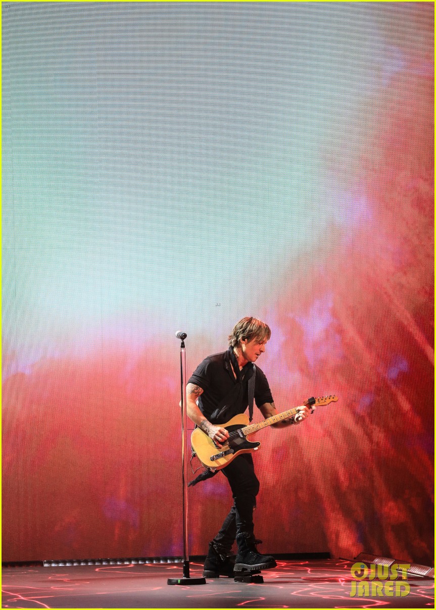 Keith Urban Rocks Out on Stage Performing 'Tumbleweed' at ACM Awards ...