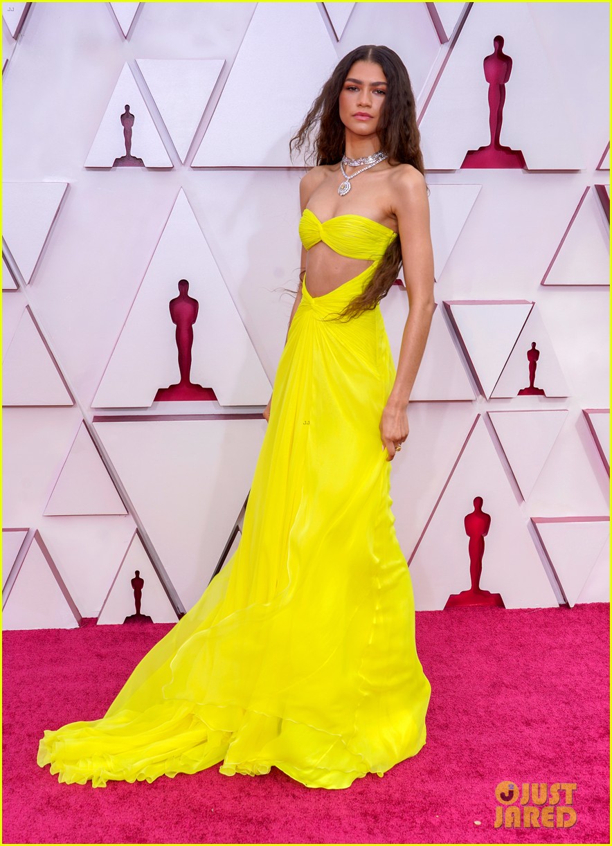 Zendaya Wore a Mask While Seated Inside at Oscars 2021 & Fans Praised ...