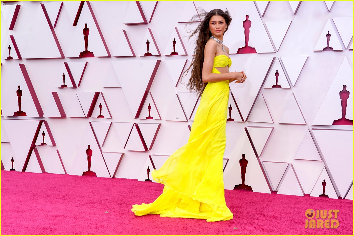 Zendaya Wore a Mask While Seated Inside at Oscars 2021 & Fans Praised ...
