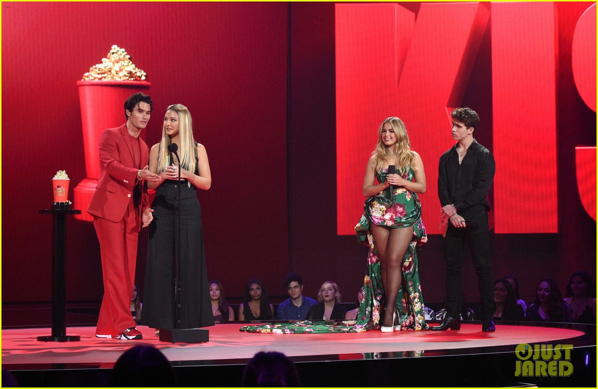 Addison Rae & Tanner Buchanan Share A Kiss While Presenting Best Kiss ...