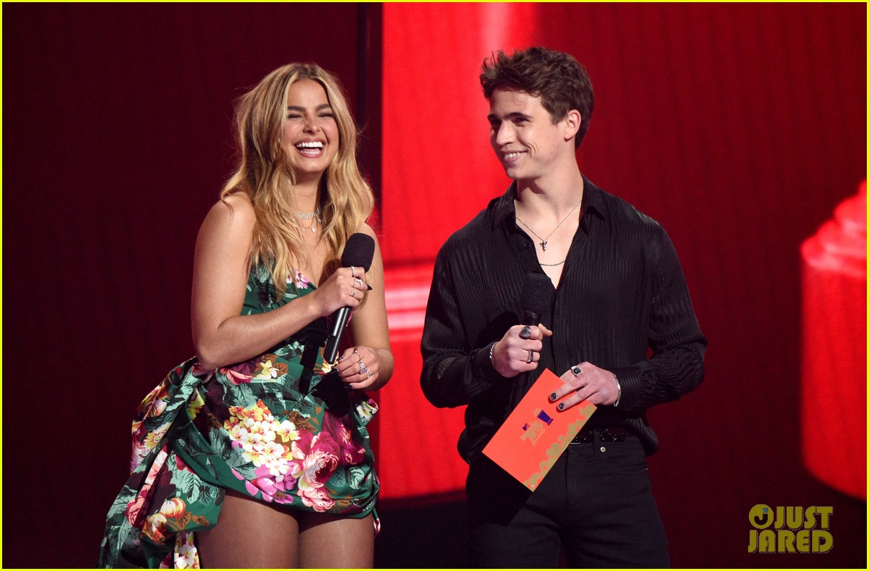 Addison Rae & Tanner Buchanan Share A Kiss While Presenting Best Kiss ...