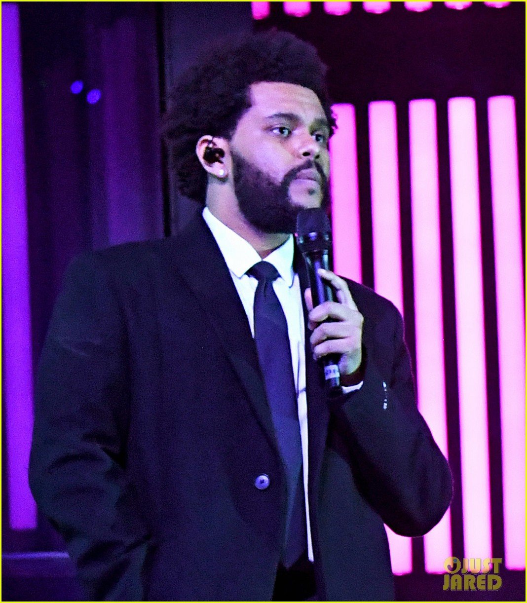 Ariana Grande Wears Wedding Ring While Performing with The Weeknd at ...