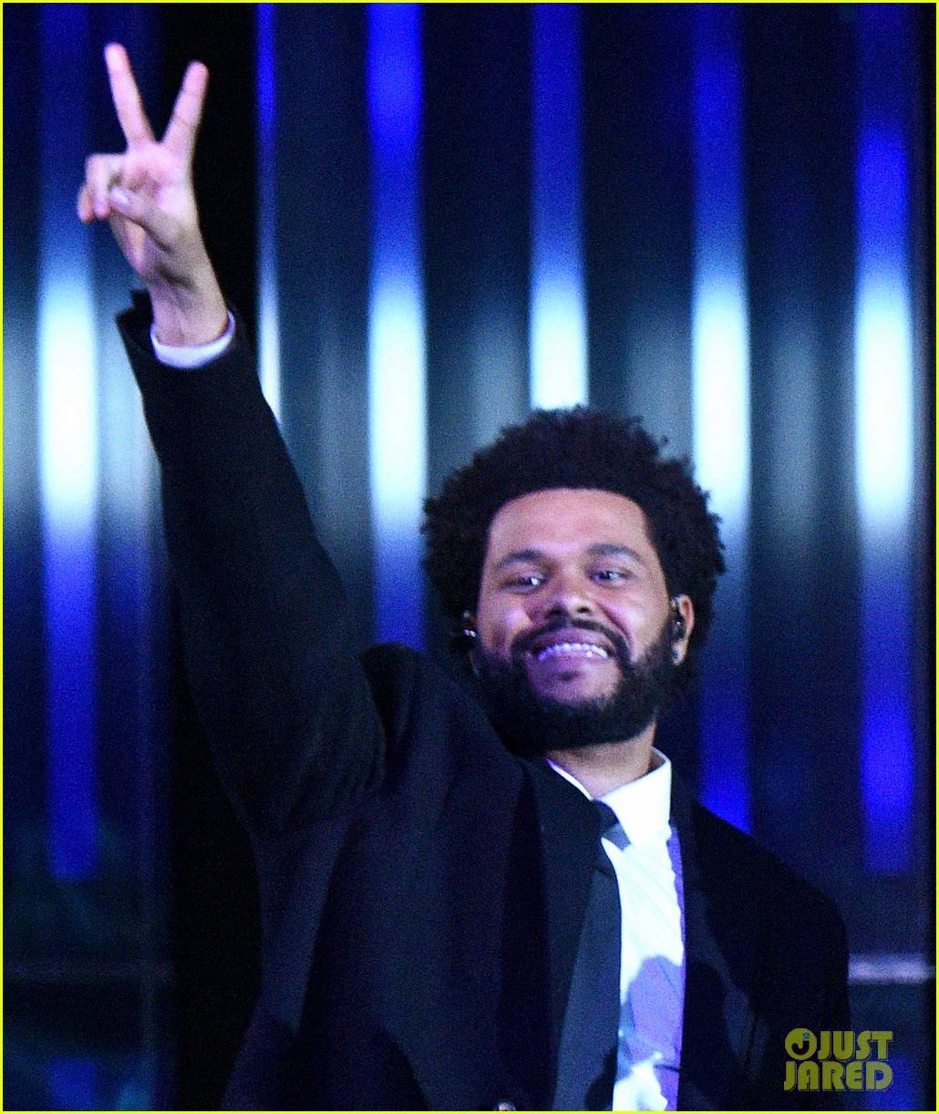 Ariana Grande Wears Wedding Ring While Performing with The Weeknd at ...