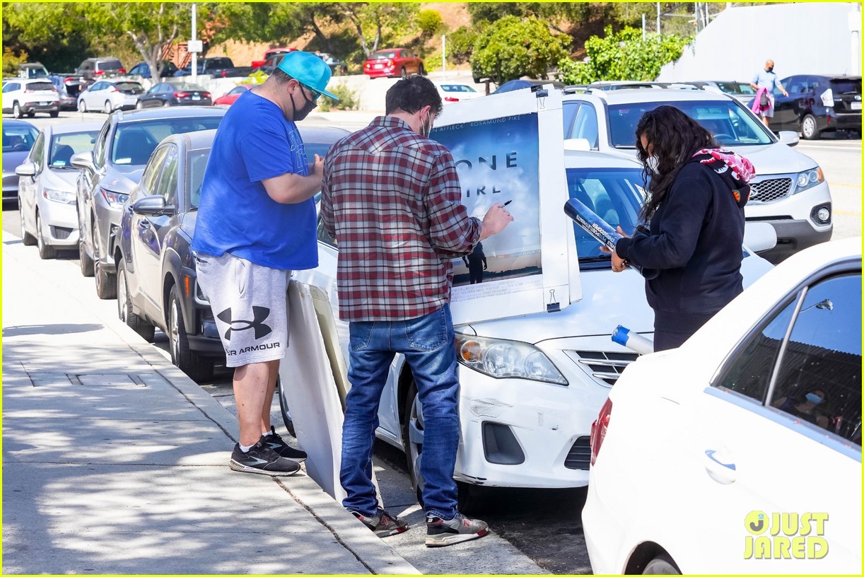 Ben Affleck Signs Giant 'Gone Girl' Poster While Out in LA: Photo ...