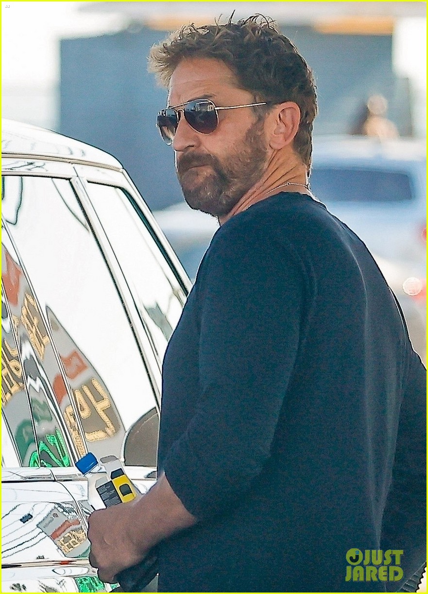 Gerard Butler Fuels Up His Truck While Out in Malibu: Photo 4550980 ...
