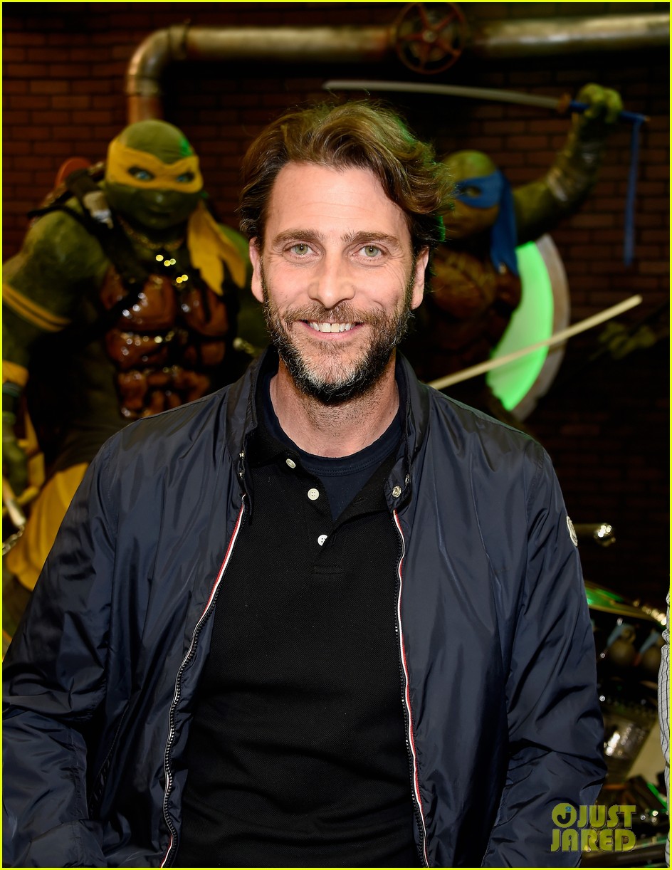 Alexandra Daddario Kisses New Boyfriend in PDA-Filled Photo & His ...