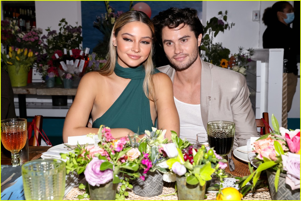 Gossip Girl's Thomas Doherty Makes Official Event Debut with Girlfriend ...