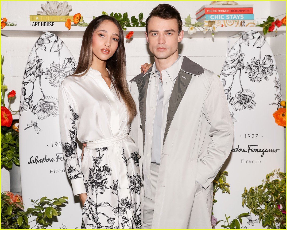 Gossip Girl's Thomas Doherty Makes Official Event Debut with Girlfriend ...