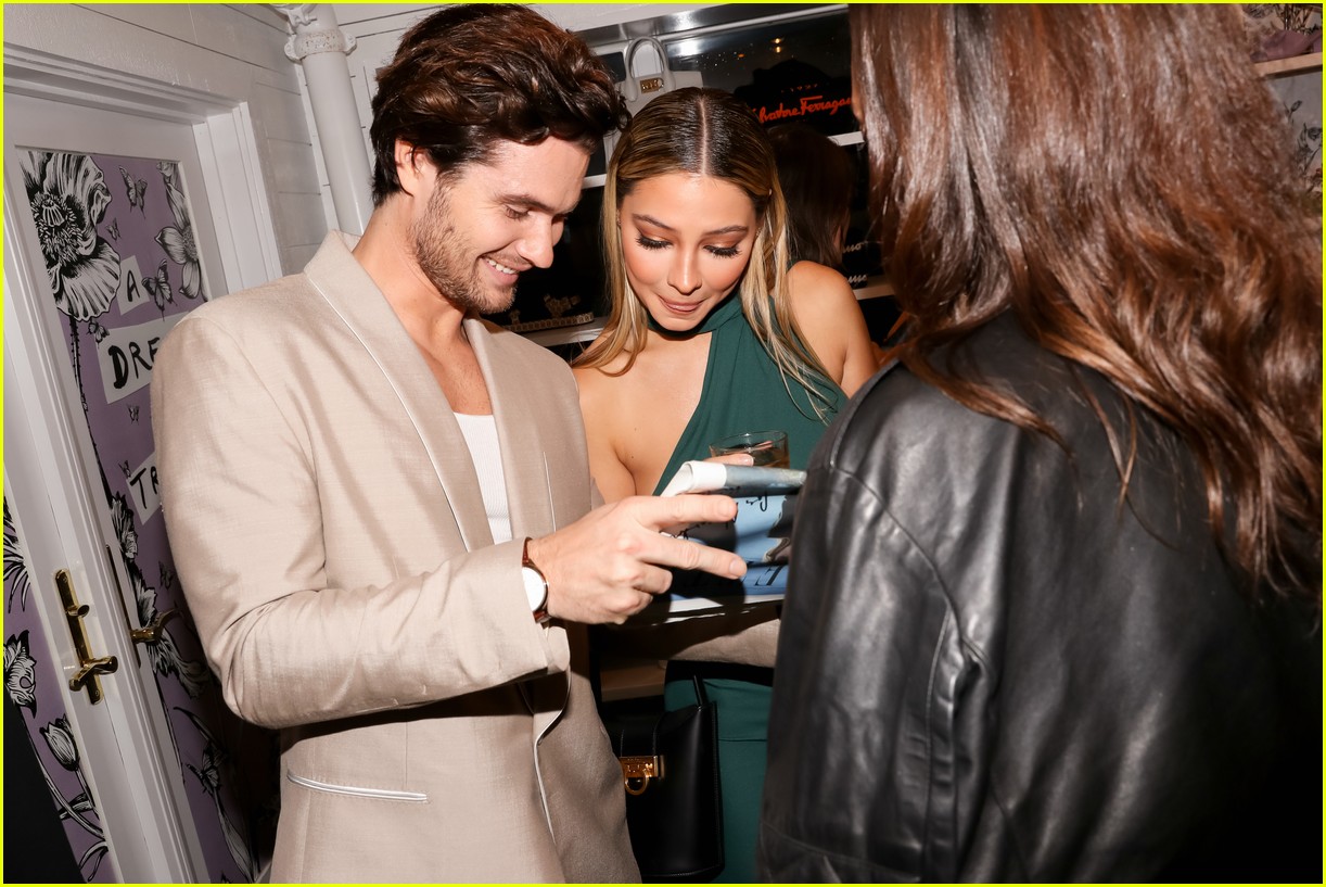 Gossip Girl's Thomas Doherty Makes Official Event Debut with Girlfriend ...