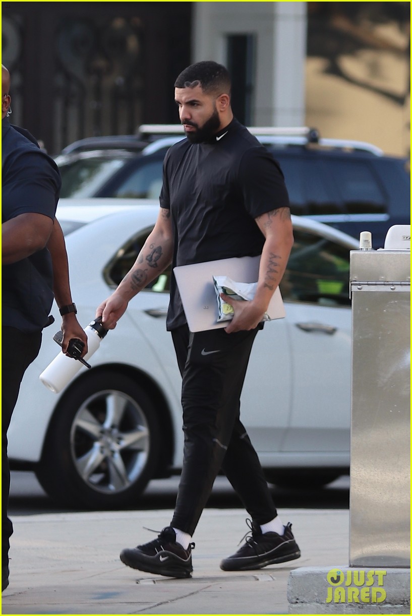Drake Steps Out For Dinner With Pals After Business Meetings: Photo ...