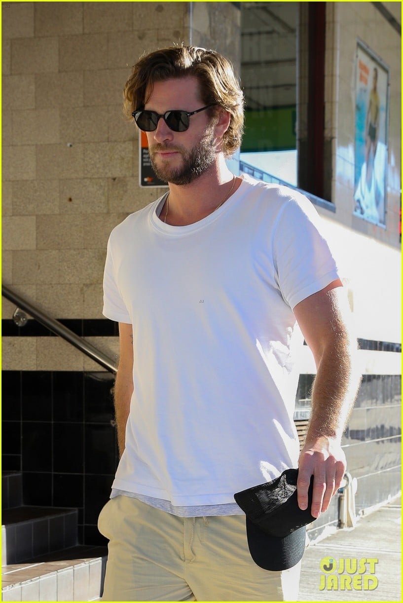 Brothers Chris & Liam Hemsworth Almost Twin While Out To Dinner ...