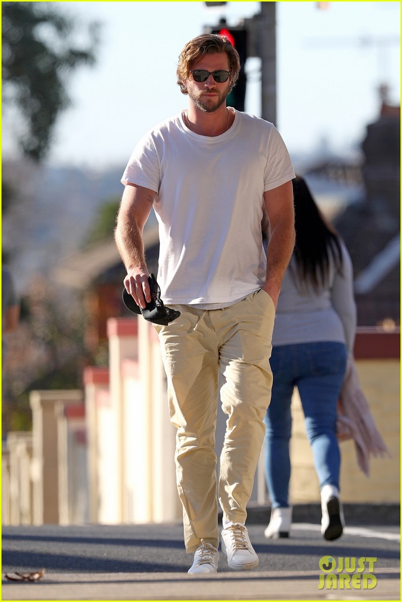 Brothers Chris & Liam Hemsworth Almost Twin While Out To Dinner ...