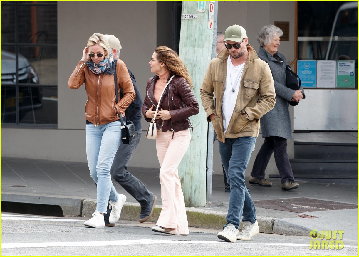 Chris Hemsworth & Wife Elsa Pataky Spotted with His Parents During ...