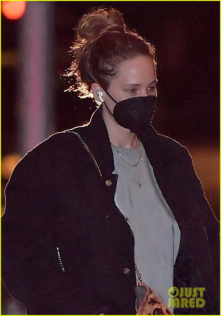 Jennifer Lawrence Runs Errands On Sunny Friday Afternoon in NYC: Photo ...
