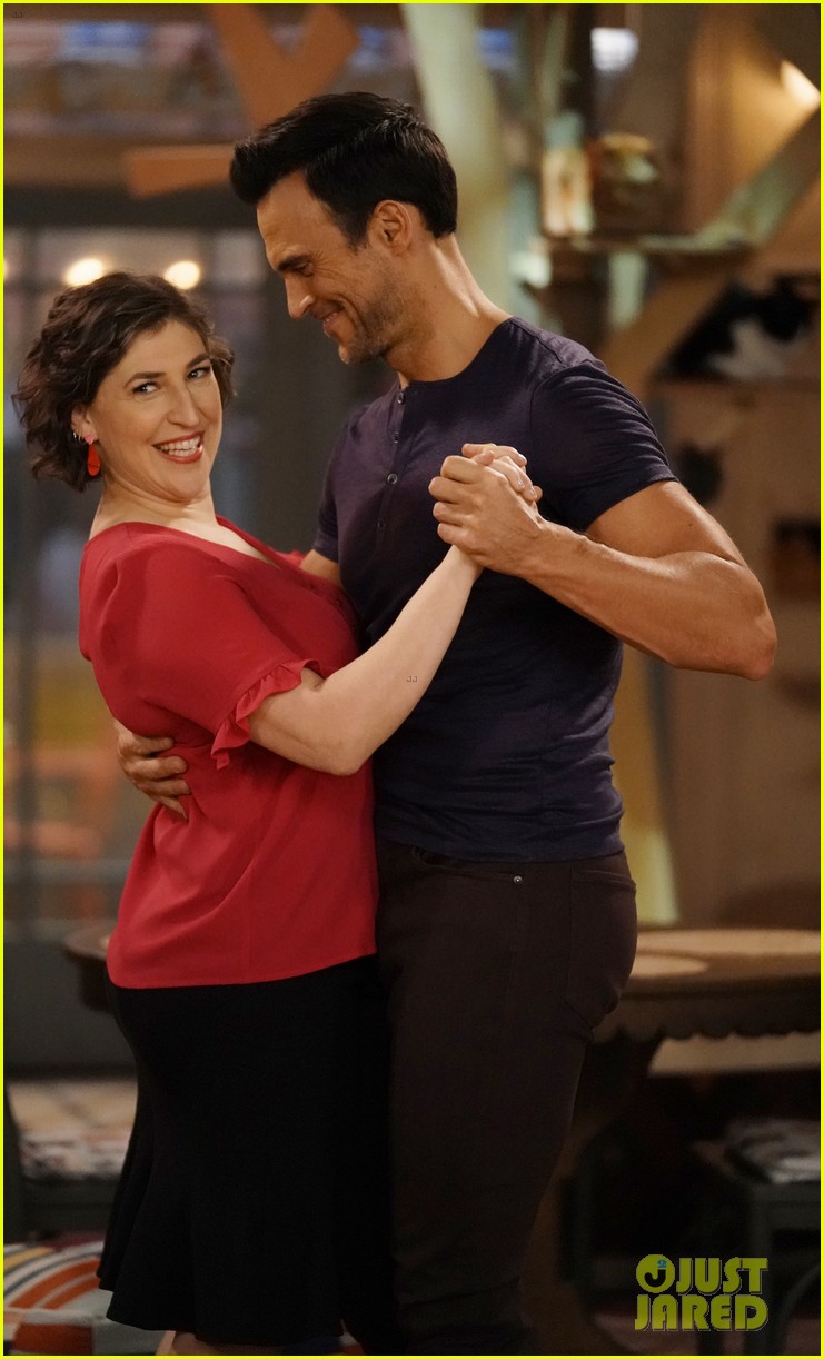 'Call Me Kat' With Mayim Bialik & Cheyenne Jackson Renewed For Season ...