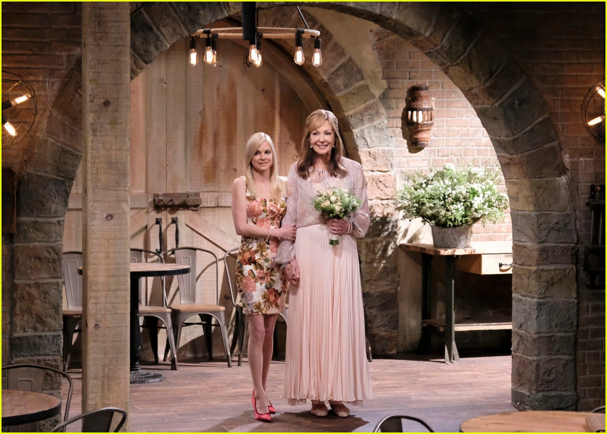 'Mom' Showrunner Talks Series Finale, Gives Updates on Anna Faris ...