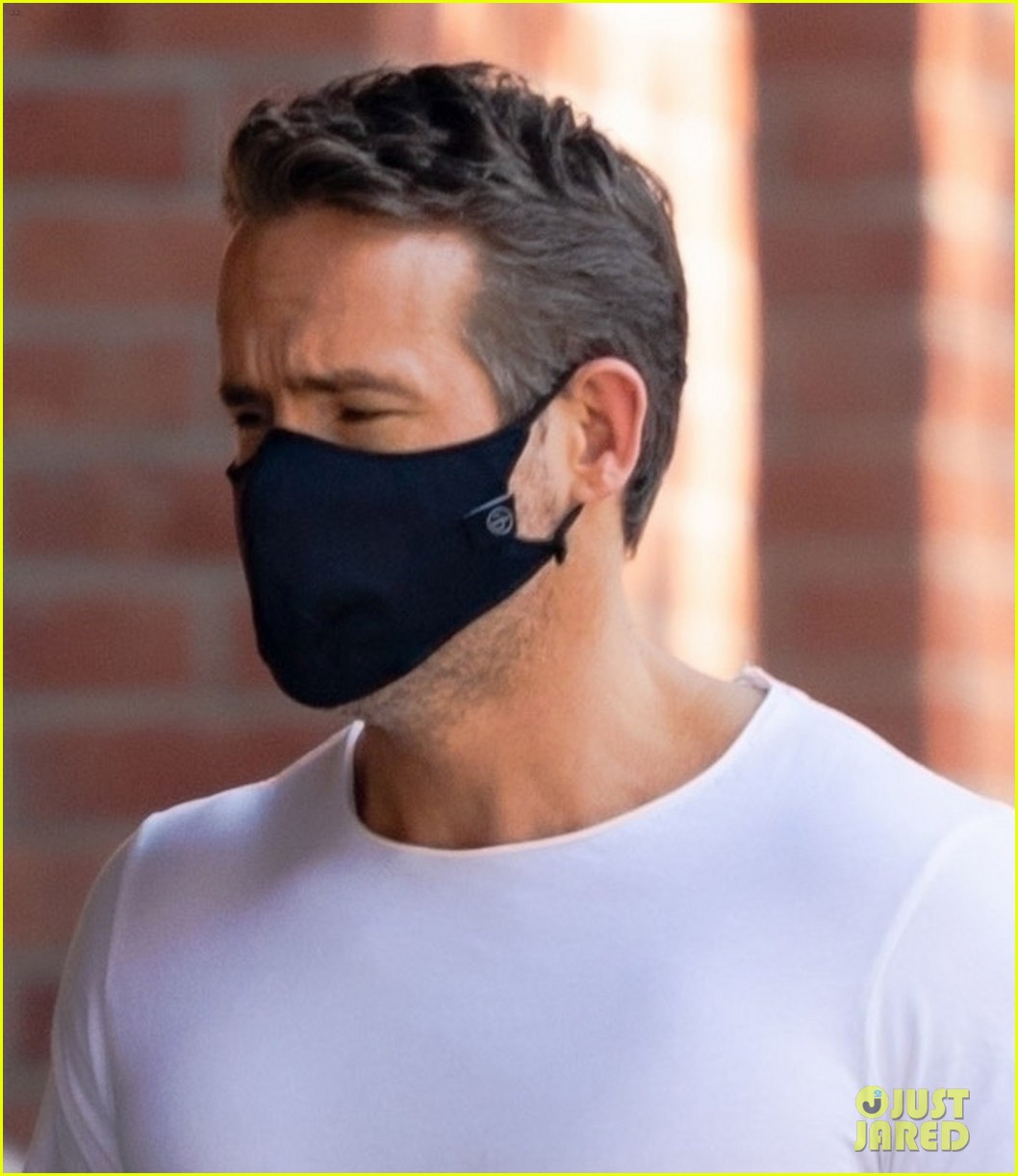 Ryan Reynolds Masks Up in New Candid Photos Taken in New York City ...