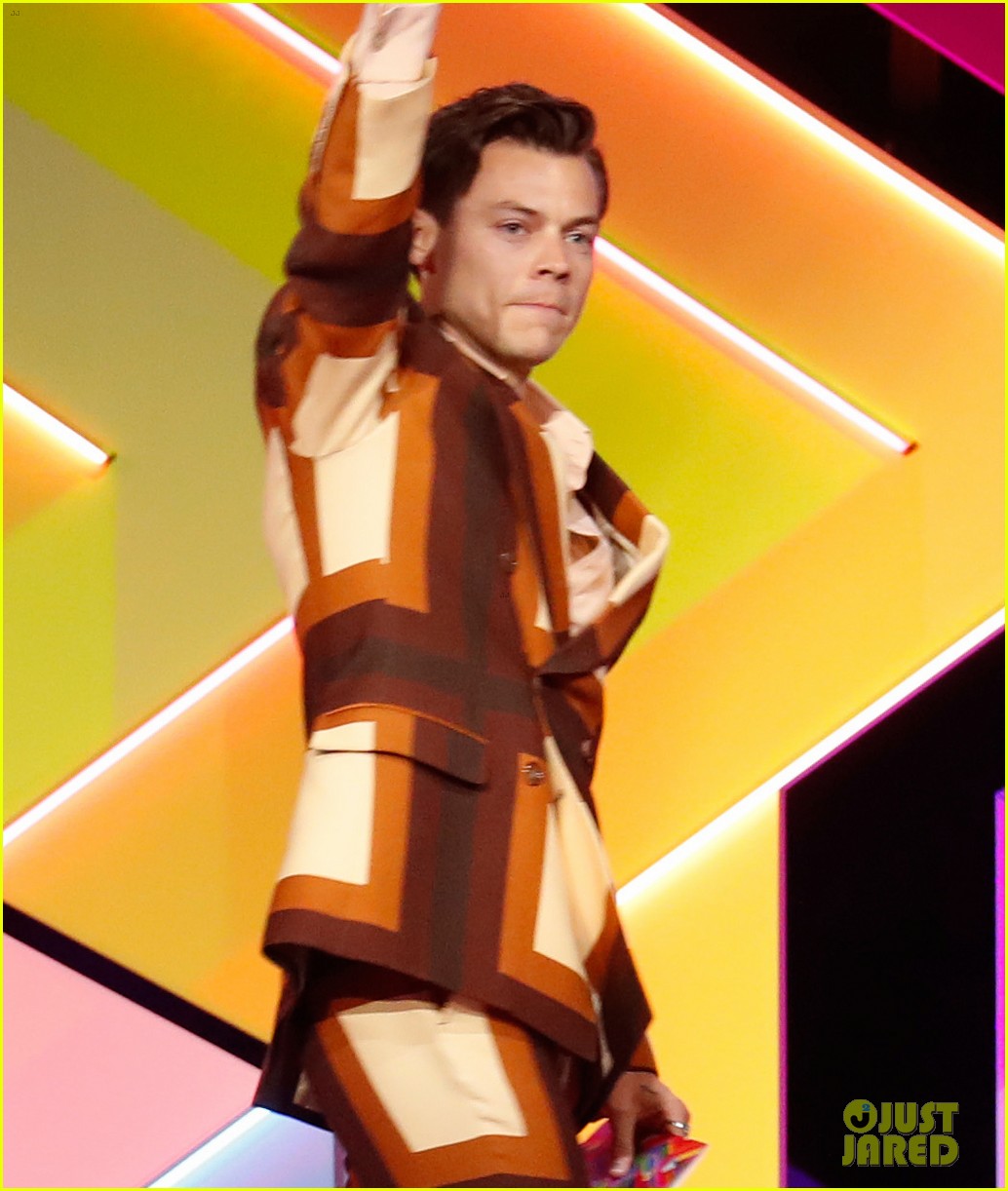 Harry Styles Carries a Purse on BRITs 2021 Red Carpet After Winning ...