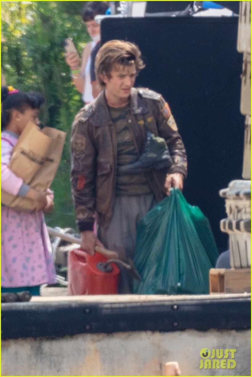 'Stranger Things' Stars Prepare for Battle on the Set of Season 4 - See ...