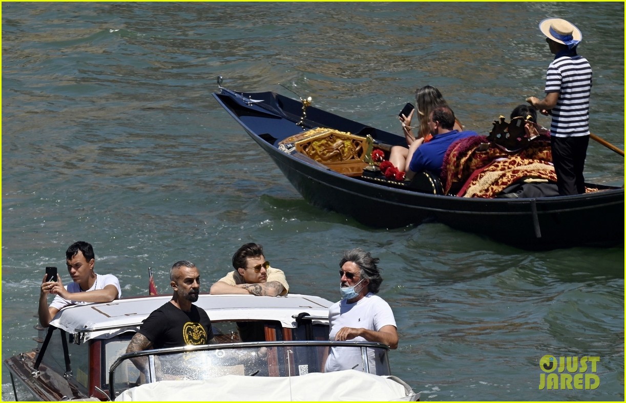 Photo: harry styles arrives in venice via boat 12 | Photo 4570097 ...