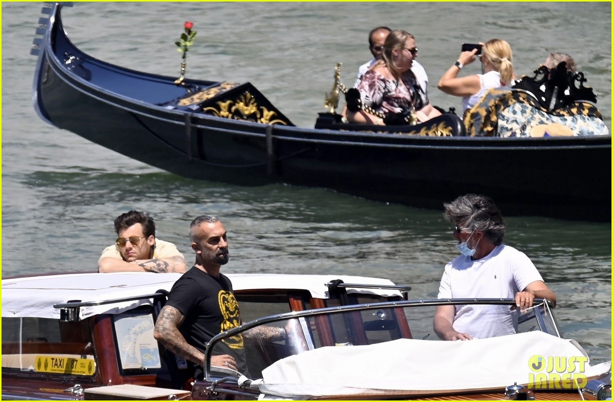 Photo: harry styles arrives in venice via boat 17 | Photo 4570102 ...