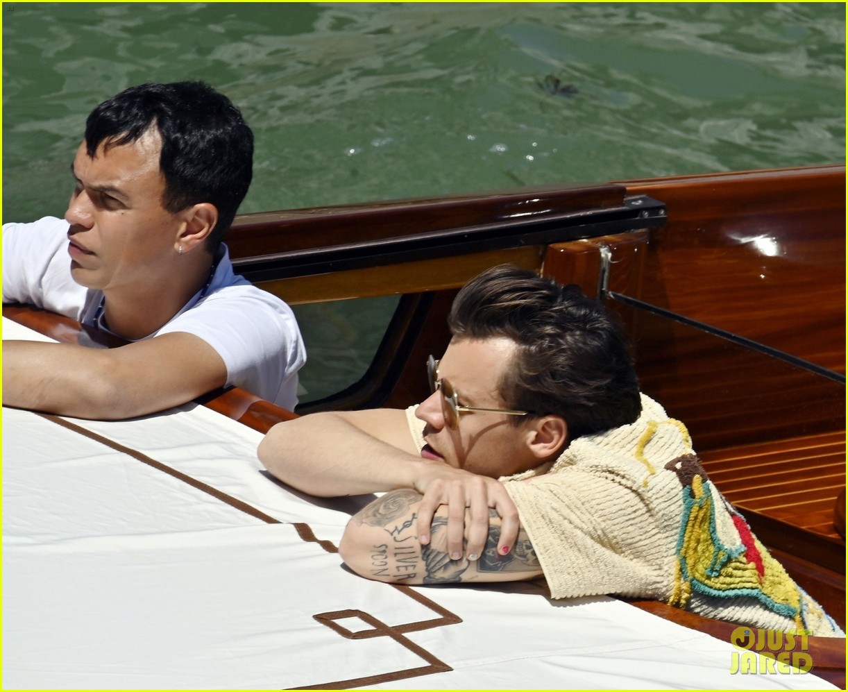 Photo: harry styles arrives in venice via boat 21 | Photo 4570106 ...