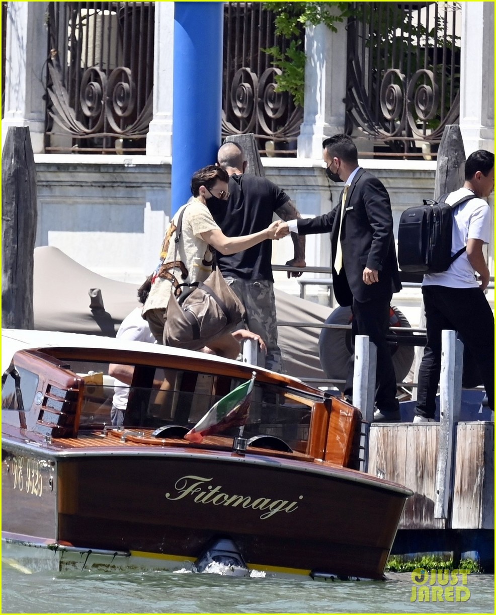 Photo: harry styles arrives in venice via boat 26 | Photo 4570111 ...
