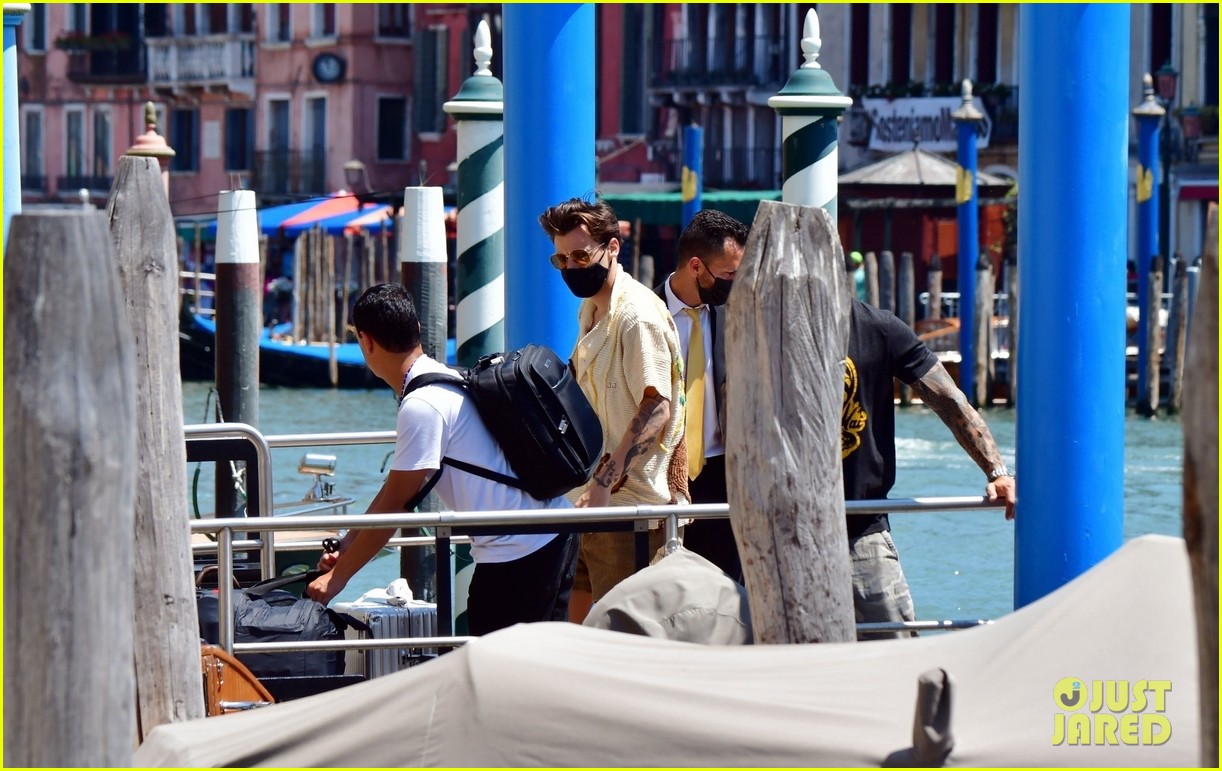 Photo: harry styles arrives in venice via boat 35 | Photo 4570120 ...