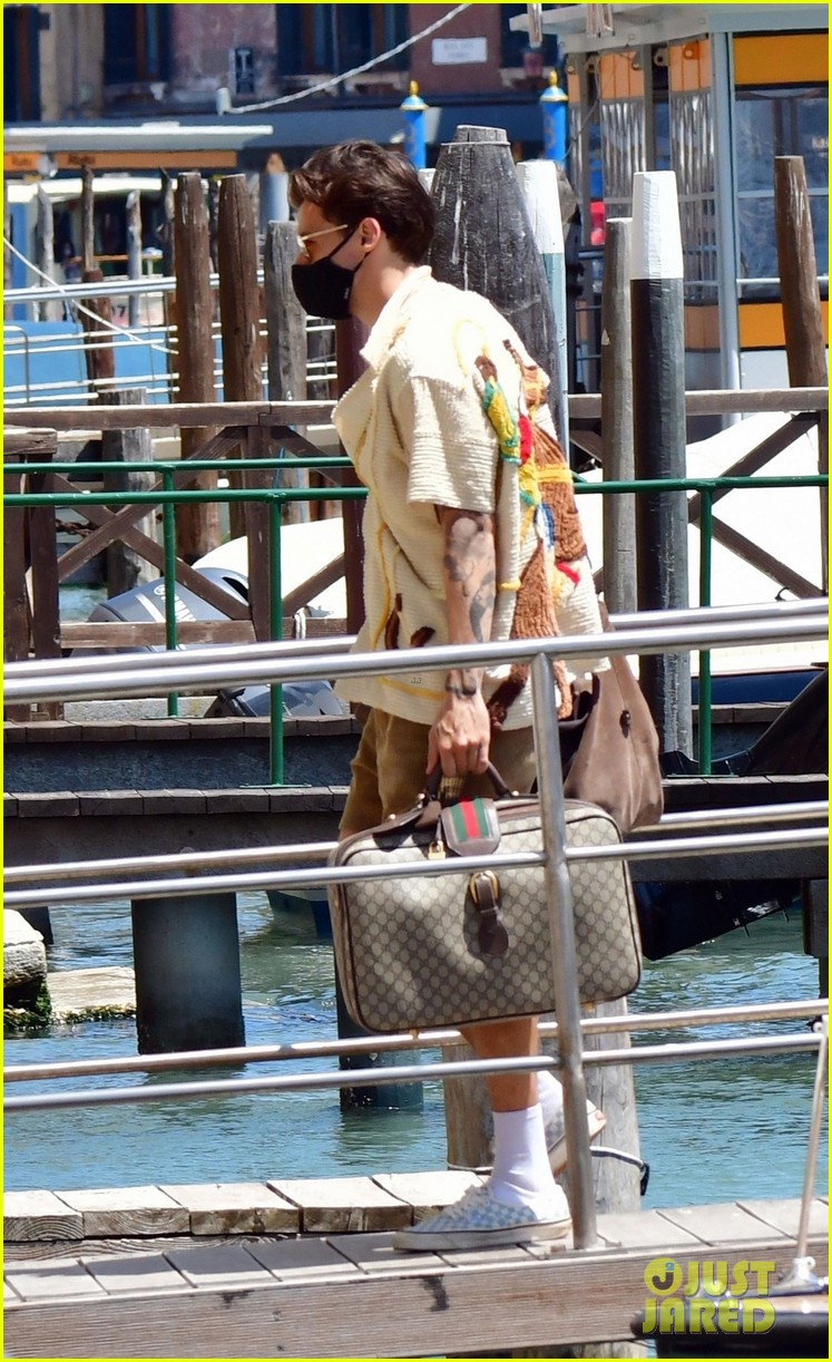 Harry Styles Relaxes on a Water Taxi as He Arrives in Venice : Photo ...