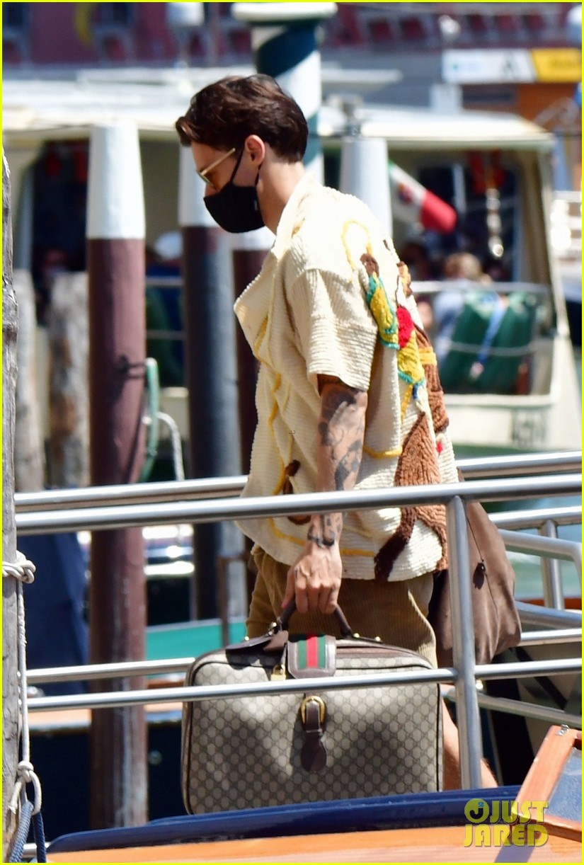 Harry Styles Relaxes on a Water Taxi as He Arrives in Venice : Photo ...