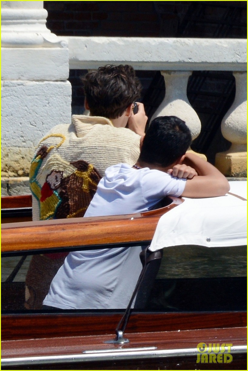Photo: harry styles arrives in venice via boat 48 | Photo 4570133 ...