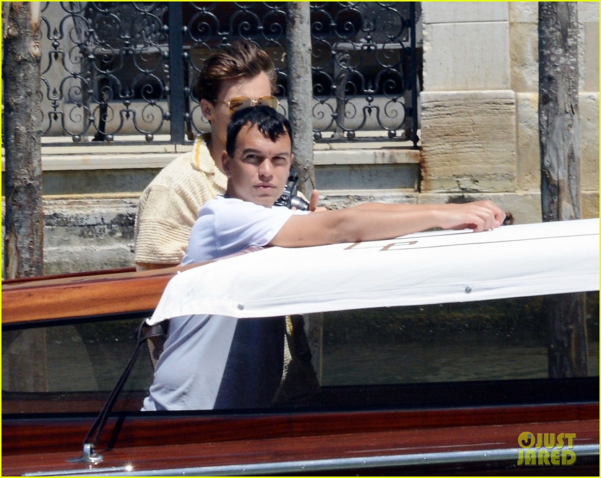 Photo: harry styles arrives in venice via boat 49 | Photo 4570134 ...