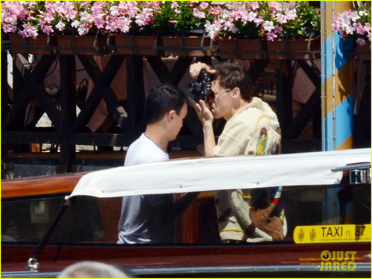 Photo: harry styles arrives in venice via boat 51 | Photo 4570136 ...