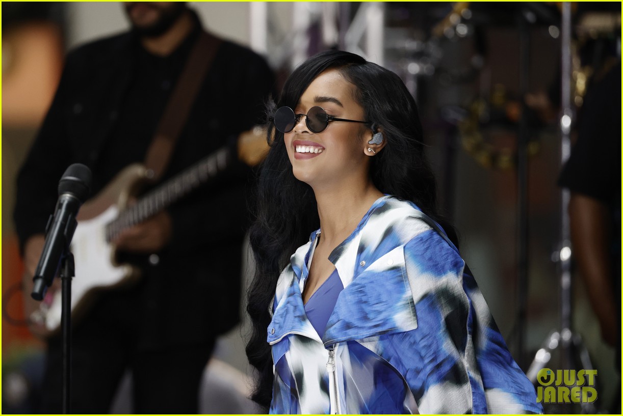 H.E.R. Was So Excited To Play In Front of an Audience on 'GMA': Photo ...