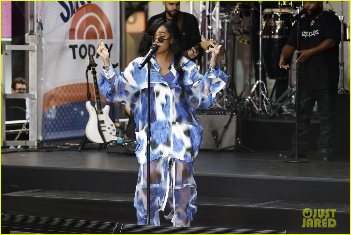 H.E.R. Was So Excited To Play In Front of an Audience on 'GMA': Photo ...