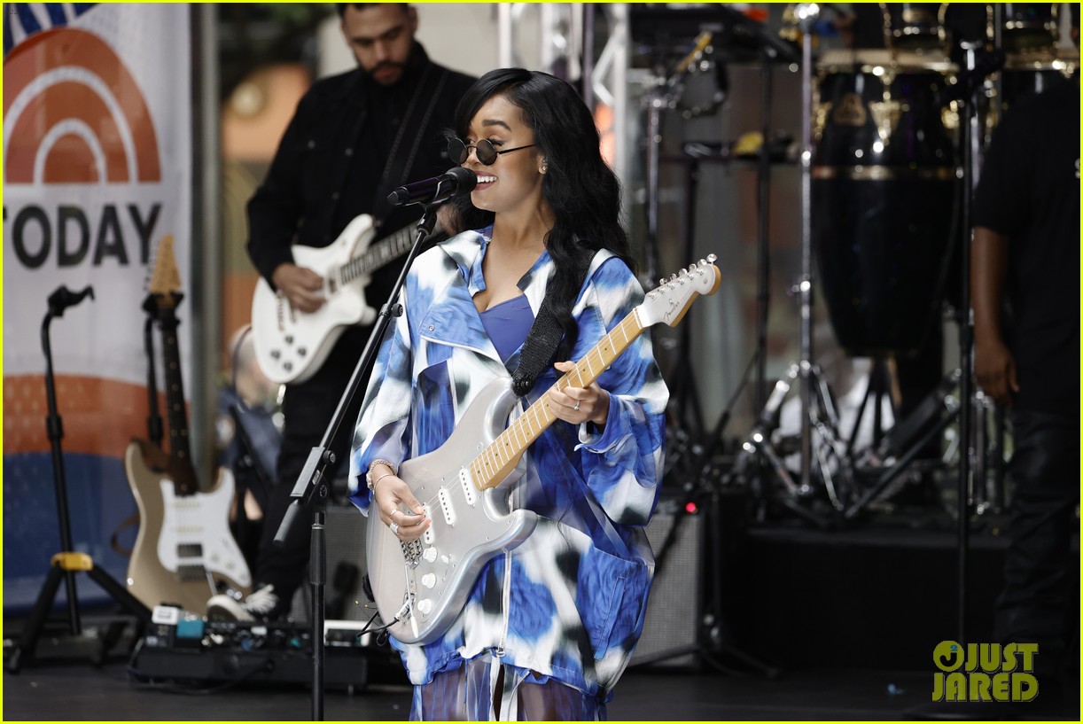 H.E.R. Was So Excited To Play In Front of an Audience on 'GMA': Photo ...