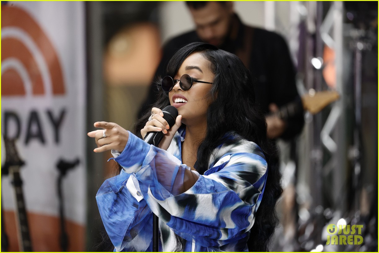 H.E.R. Was So Excited To Play In Front of an Audience on 'GMA': Photo ...