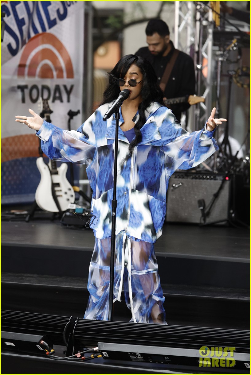 H.E.R. Was So Excited To Play In Front of an Audience on 'GMA': Photo ...