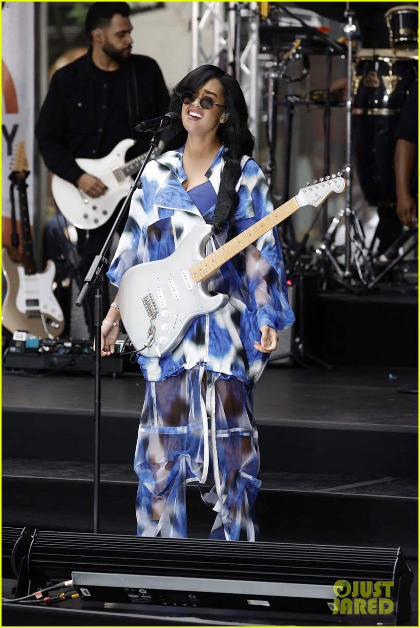 H.E.R. Was So Excited To Play In Front of an Audience on 'GMA': Photo ...