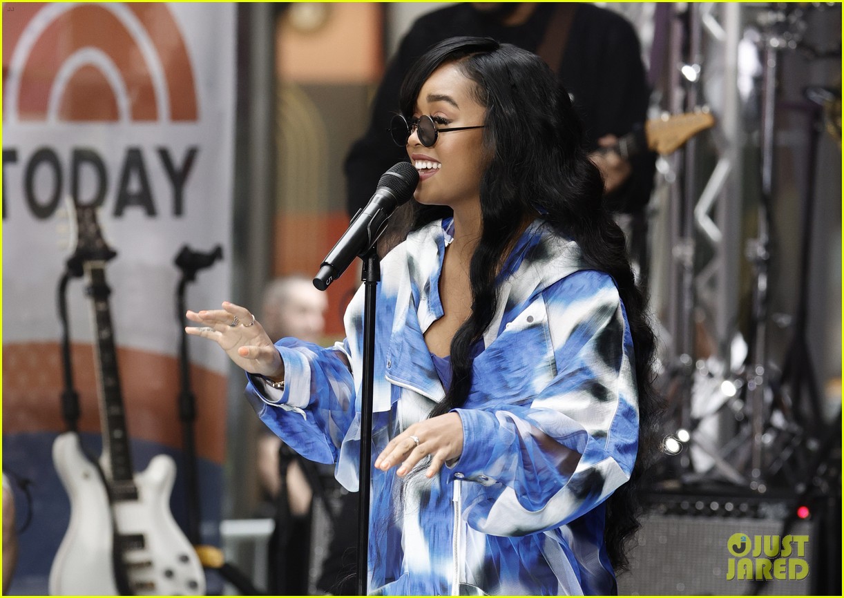 H.E.R. Was So Excited To Play In Front of an Audience on 'GMA': Photo ...